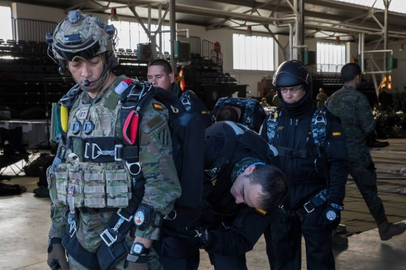 "Lone Paratrooper" - Noticias Defensa Galería