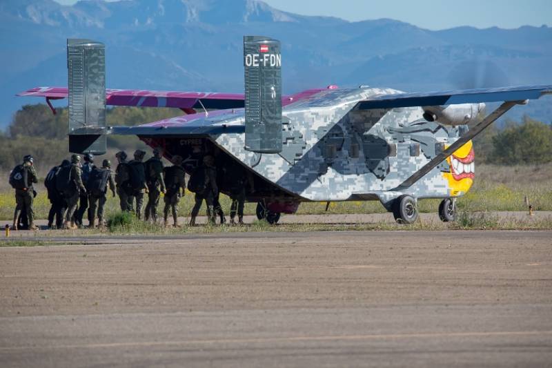 "Lone Paratrooper" - Noticias Defensa Galería