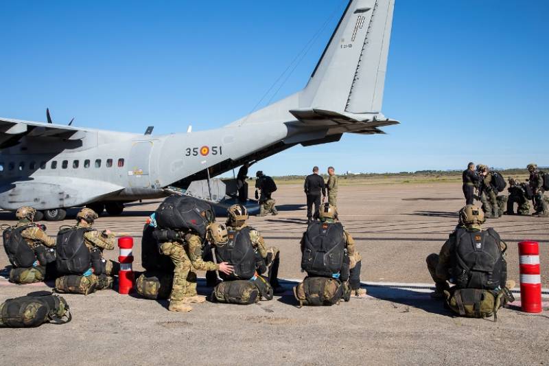 "Lone Paratrooper" - Noticias Defensa Galería
