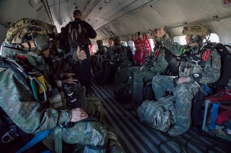 "Lone Paratrooper" - Noticias Defensa Galería