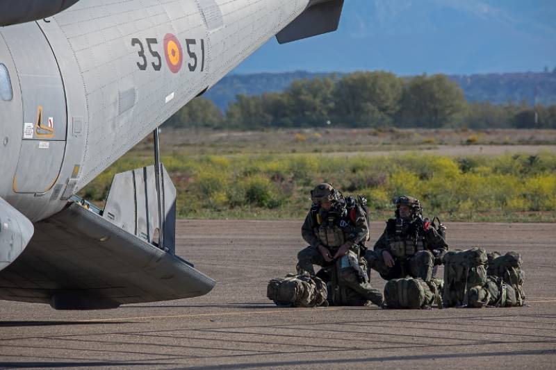 "Lone Paratrooper" - Noticias Defensa Galería
