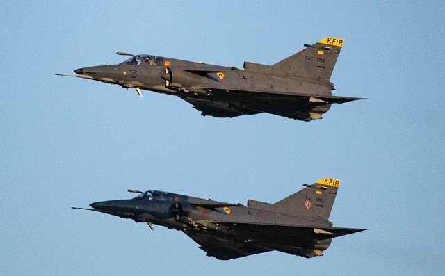 Kfir, Supertucano y A-37 Dragonfly de la Fuerza Aérea de Colombia en el ataque aéreo a un ...