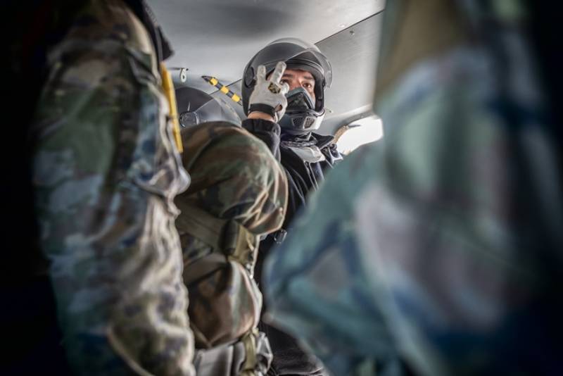 Más Lone Paratrooper - Noticias Defensa Galería