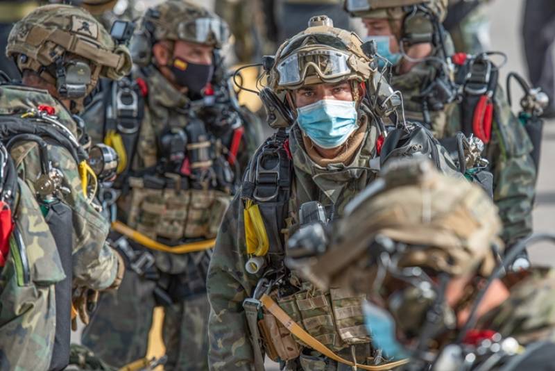 Más Lone Paratrooper - Noticias Defensa Galería