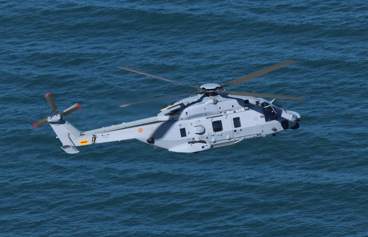 Helicópteros NH90 y H135 de la Armada en la Base Naval de Rota - Noticias Defensa Galería