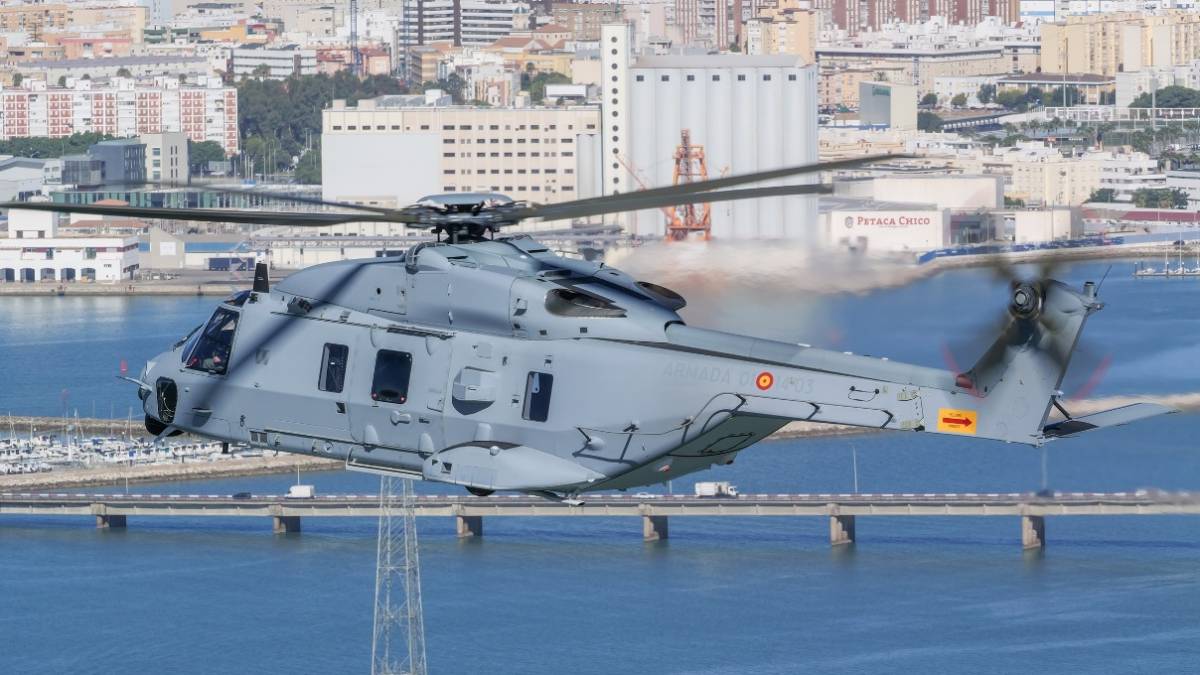 Helicópteros NH90 y H135 de la Armada en la Base Naval de Rota - Noticias Defensa Galería